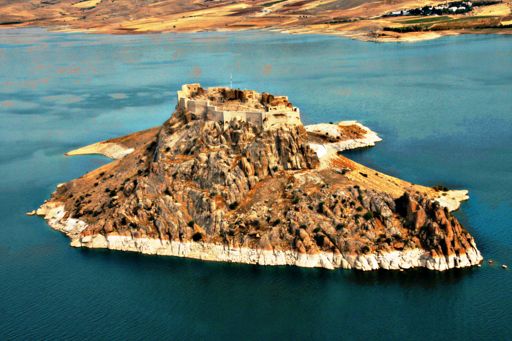 tunceli pertek kalesi