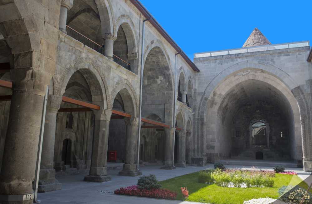 çifte minareli medrese görsel sahibi murat öcal