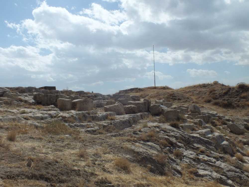 van toprak kale urartu dönemi temel yatakları görsel sahibi van müzesi ...