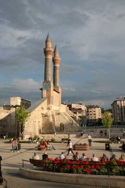 ÇİFE MİNARELİ MEDRESE
